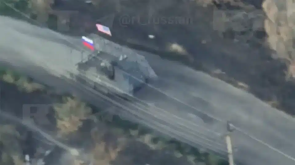 Russie : un blindé américain capturé exhibé avec des drapeaux russe et ...
